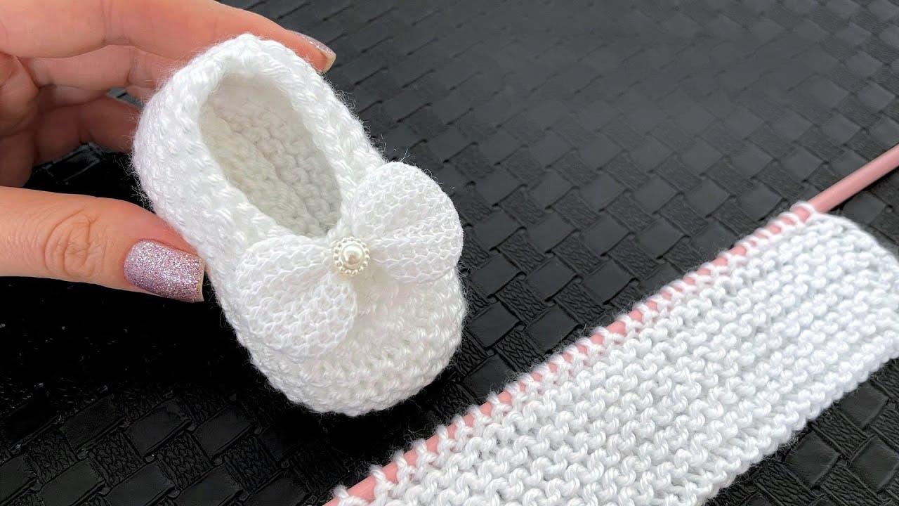 Knit Baby Shoes With Pearl and Bow